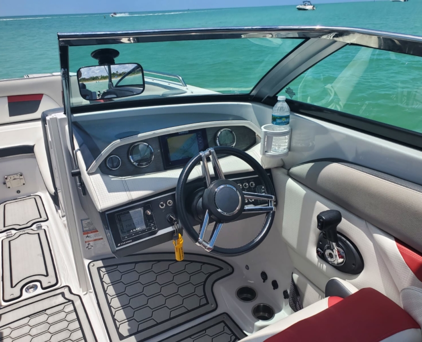 28 FT. BOWRIDER FOUR WINNS OUTBOARD - Cape Coral Boat Rentals